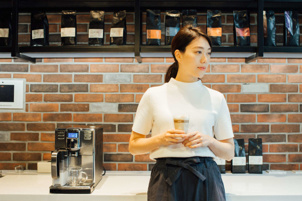 [ 專訪 ] 一杯濃郁咖啡，品出創作人生的酸甜甘苦 – 鄧九雲 ft. Philips Saeco 全自動義式咖啡機 - EVERYDAY OBJECT