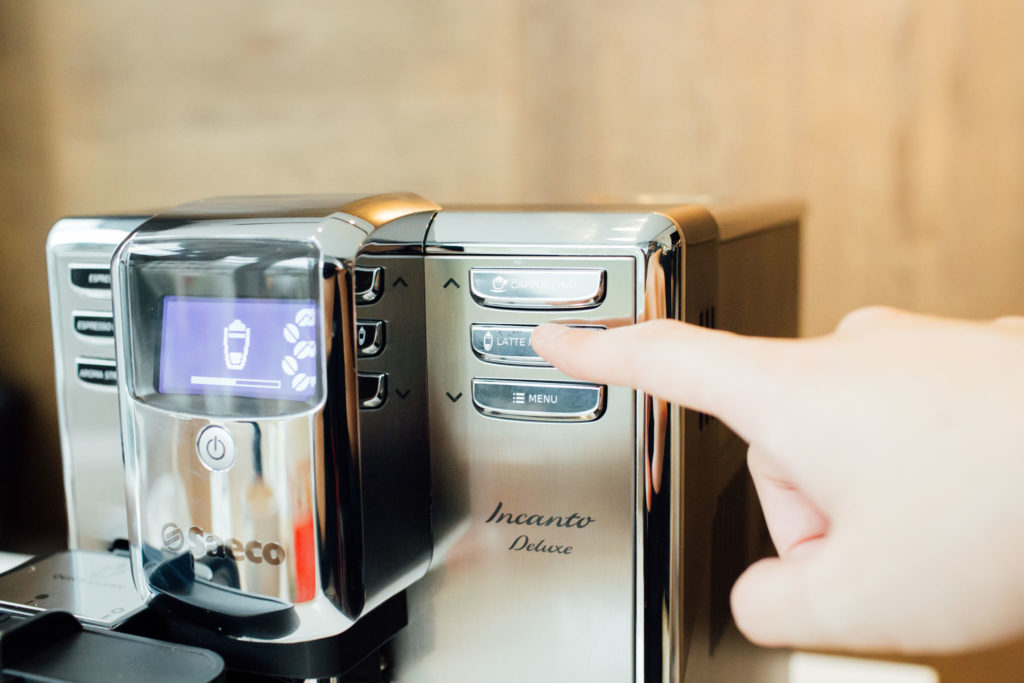 [ 專訪 ] 一杯濃郁咖啡，品出創作人生的酸甜甘苦 – 鄧九雲 ft. Philips Saeco 全自動義式咖啡機 - EVERYDAY OBJECT