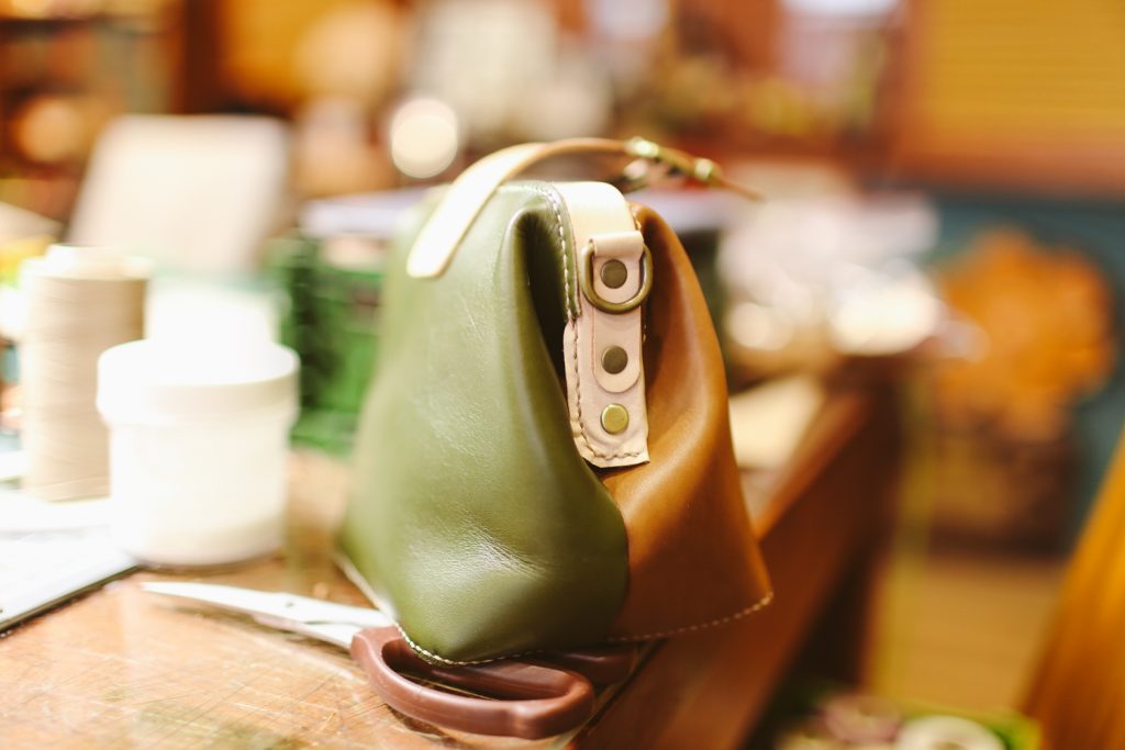 [ 專訪 ] 那些我們深愛的皮革製品：德國工藝製鞋 Trippen vs 台灣手工皮革包春豬工作室 - EVERYDAY OBJECT