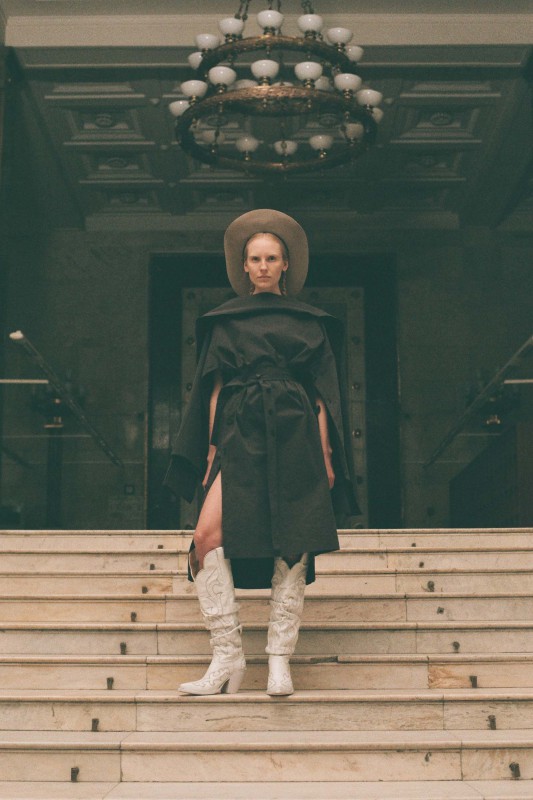 在俄羅斯圖書館拍攝的 A.W.A.K.E. AW18 - 復古與未來感並存的「Space Cowboys」家族 - EVERYDAY OBJECT