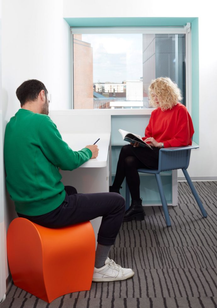 簡單反而最有趣 - Ab Rogers Design 為倫敦學生宿舍打造兩款一體成型的特色座椅 - EVERYDAY OBJECT