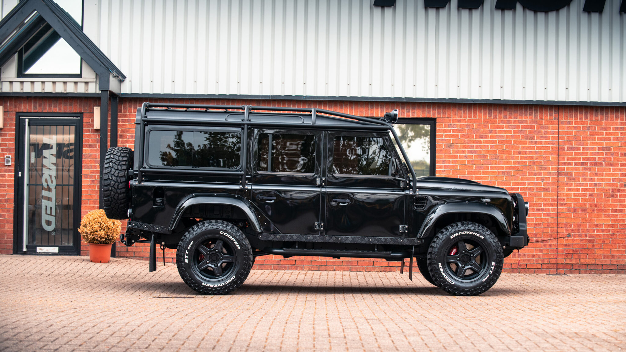 將 Land Rover Defender 改造成世上最豪華的休旅 Twisted 「 The NA-V8 」 - EVERYDAY OBJECT