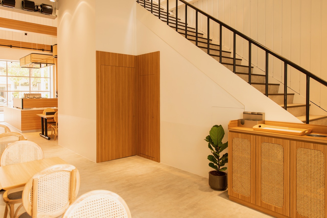 ABG Coffee 正式登陸台中，以自然清新的純白色系、木紋、藤編元素打造舒心的咖啡空間 - EVERYDAY OBJECT