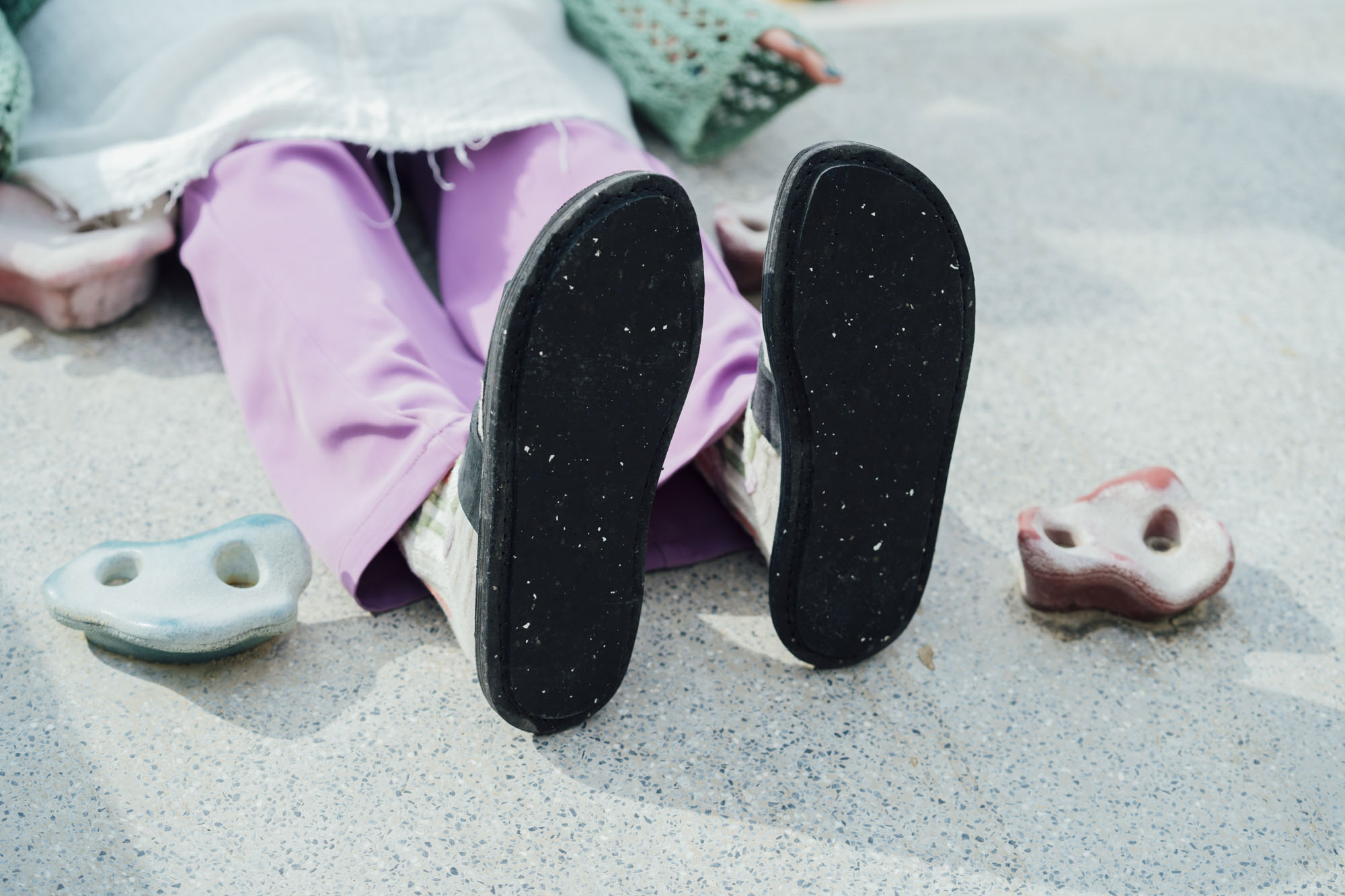 [ 專訪 ] 讓對比的反差成為記憶點：插畫家 Estete × Trippen 的撞色系穿搭 - EVERYDAY OBJECT