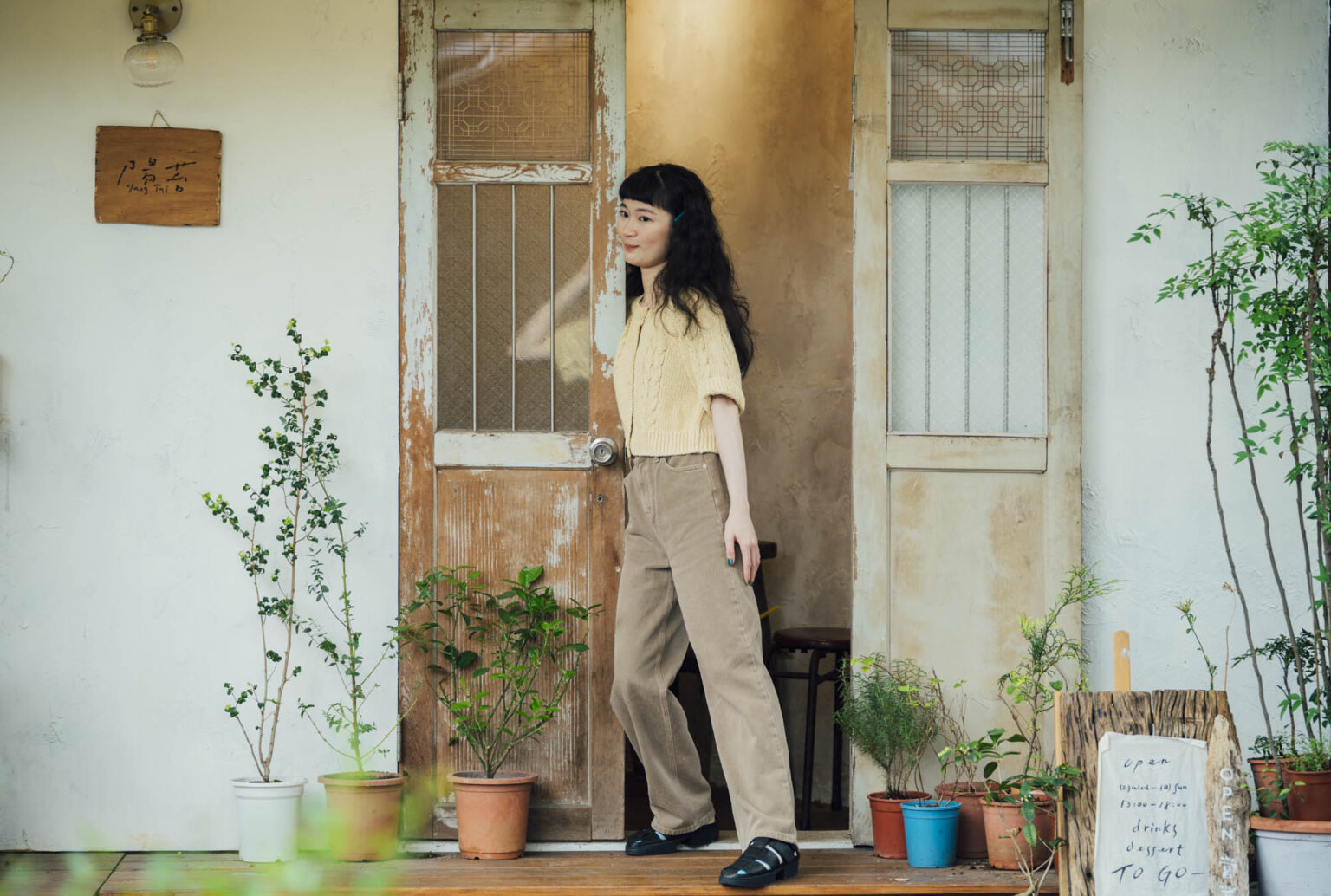 [ 專訪 ] 讓對比的反差成為記憶點：插畫家 Estete × Trippen 的撞色系穿搭 - EVERYDAY OBJECT