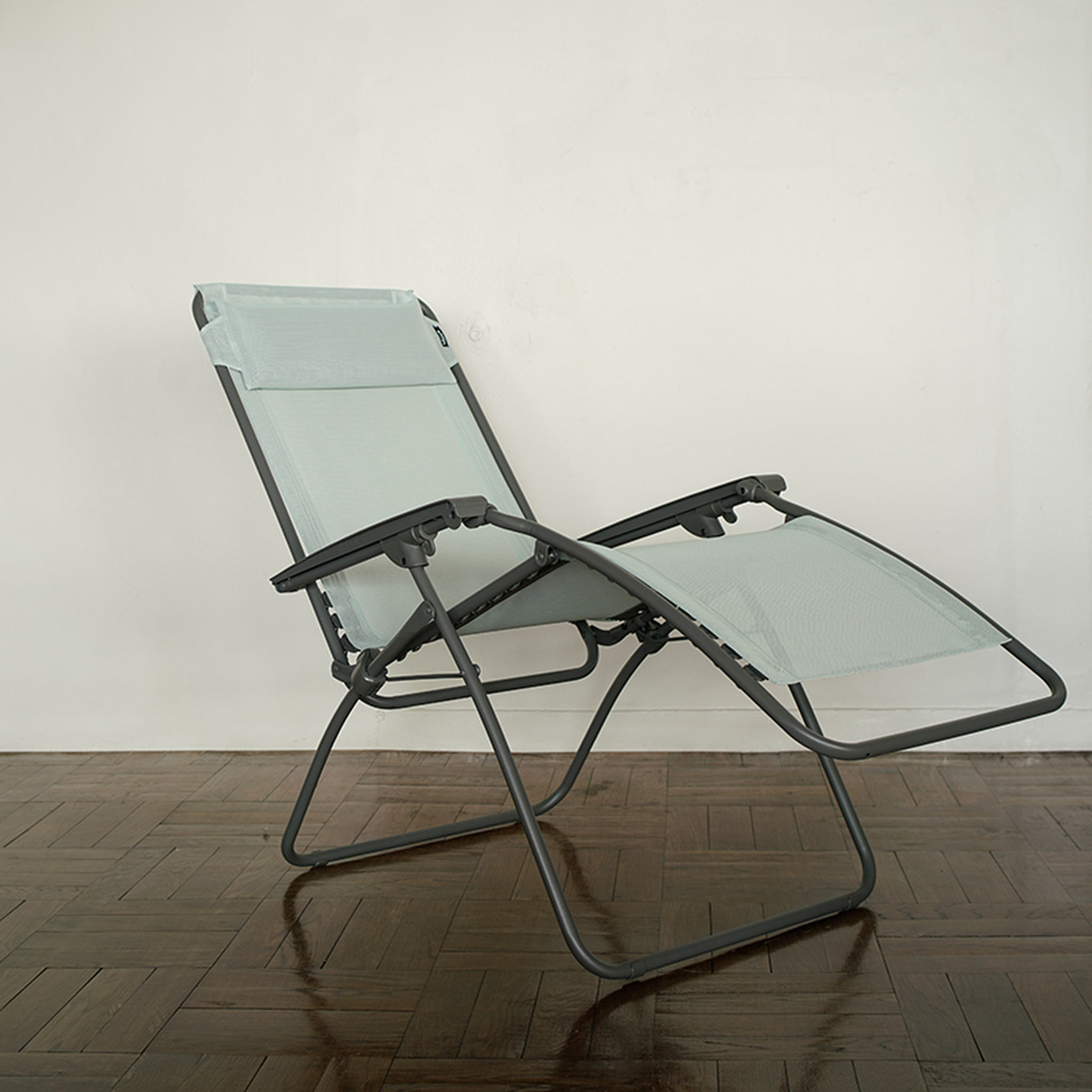 光是用看的就能想像它的舒適優雅，p.f.s.partscenter 引進 Lafuma 的經典躺椅 - 「 Reclining Chair ...