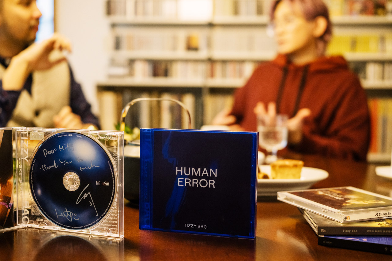 [ 專訪 ] 「Tizzy Bac 來我家作客！」現場演出是活的東西，我們永遠都在舞台上學習 - Tizzy Bac 第七張專輯《Human Error》 - EVERYDAY OBJECT