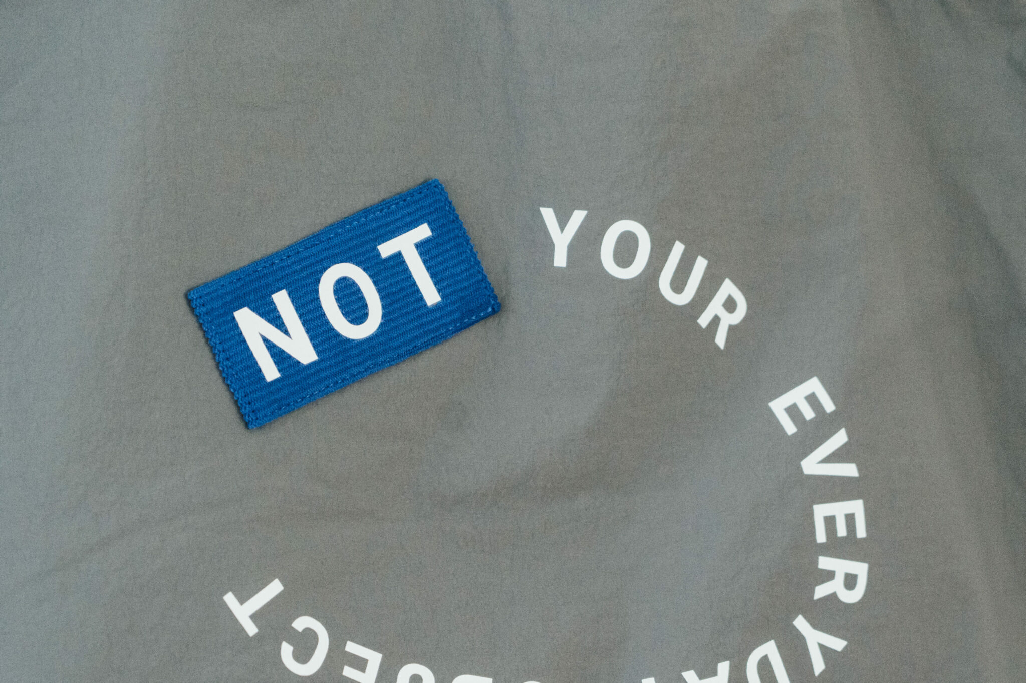 最大的小包！忠泰實驗品牌 UNCANNY × EO 推出聯名「偶包」 - EVERYDAY OBJECT