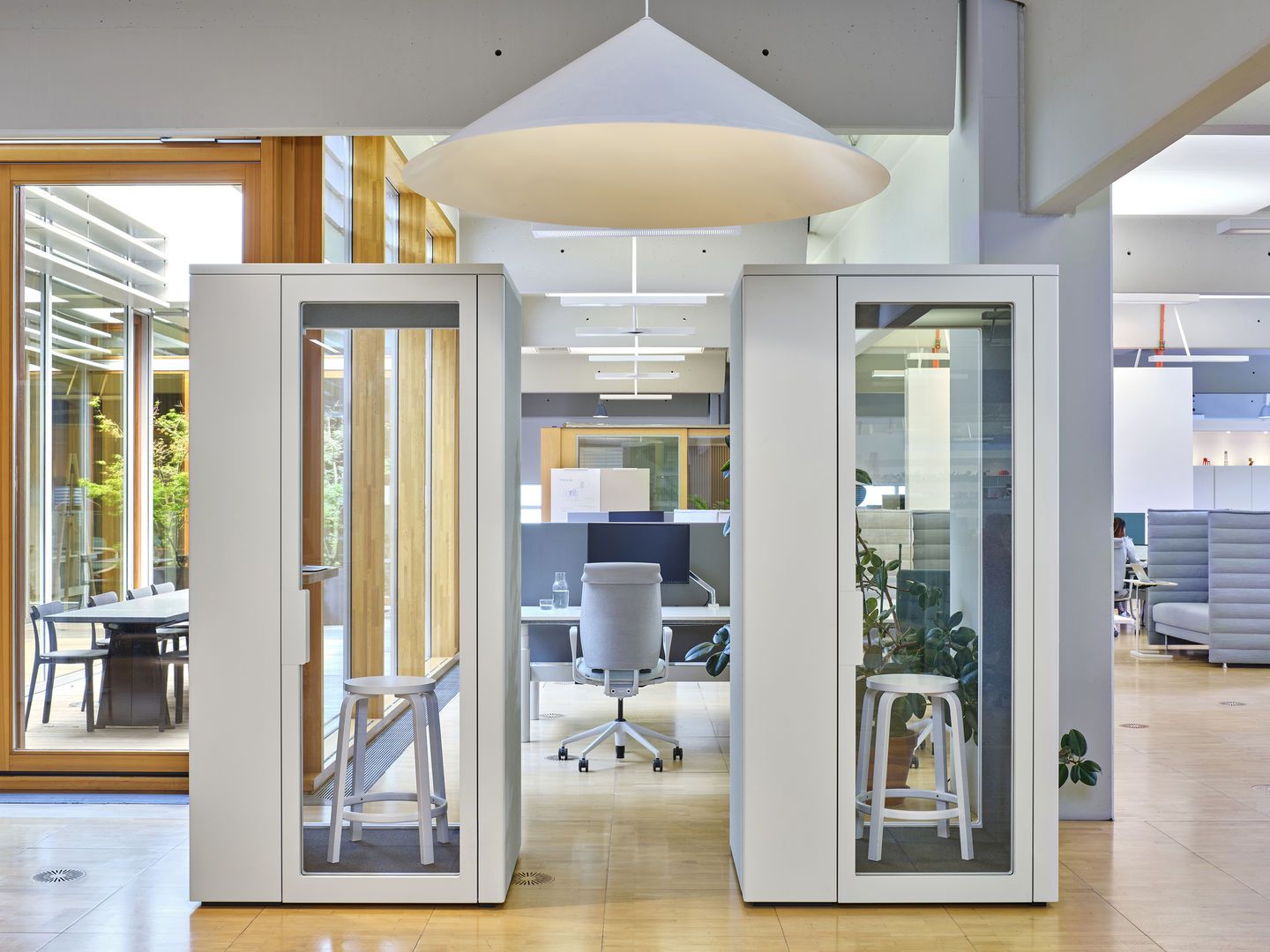 「開放工作空間很好，卻需要隱私。」這是 Vitra 的解決之道：Talky x Vitra 模組化小房間 - EVERYDAY OBJECT