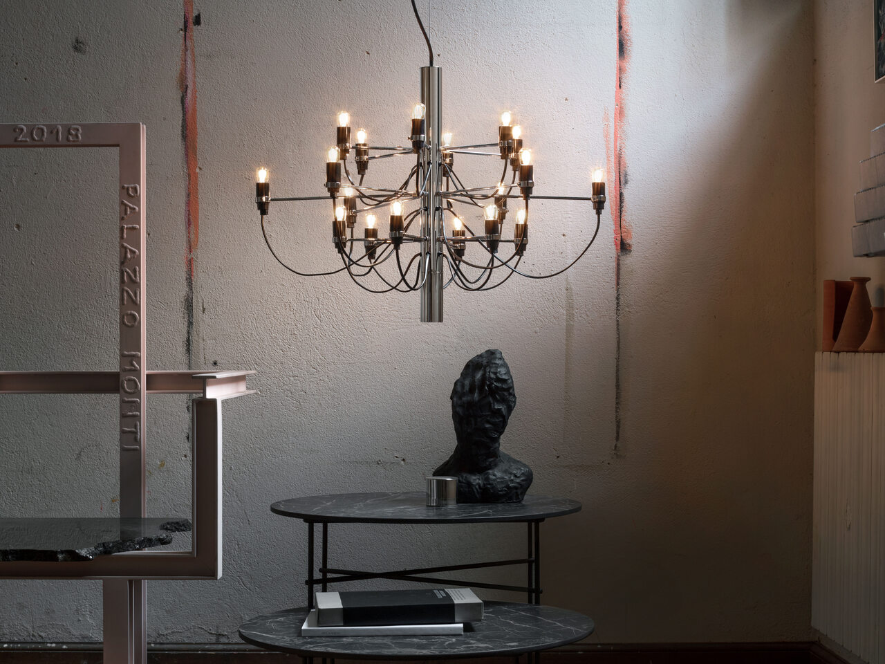 「充滿怪奇的DIY感，同時又有水晶燈的優雅輪廓，這就是 FLOS 2097 燈具的魅力！」 - EVERYDAY OBJECT