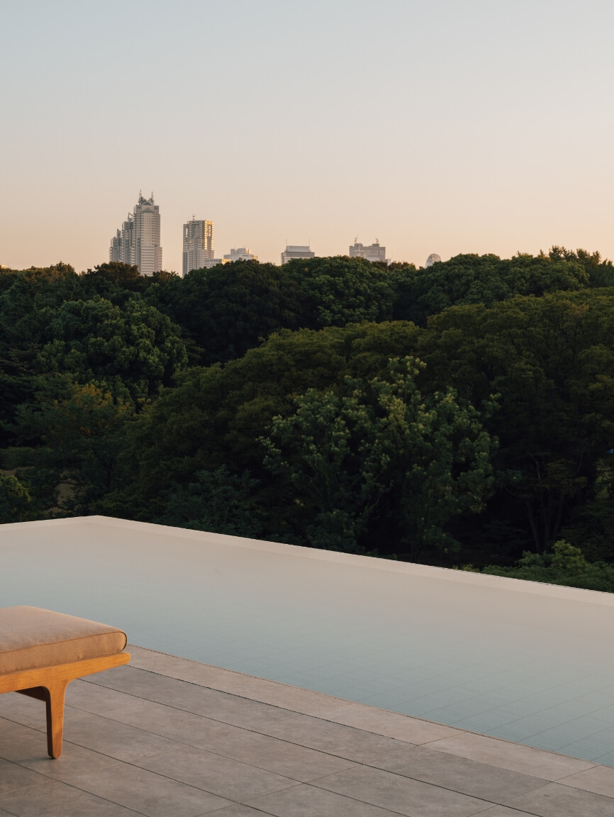今年最受矚目的東京設計旅店 Trunk Hotel Yoyogi Park，擁有俯瞰代代木公園的屋頂泳池與最棒的設計與家具相互呼應 ...