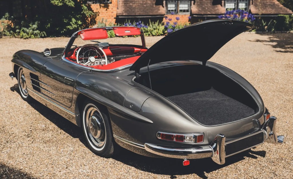 「50 年代敞篷汽車教主」賓士 300 SL Roadster 無與倫比復古雙門跑車，奢華美學與速度在現今依舊令人滿意。 - EVERYDAY OBJECT