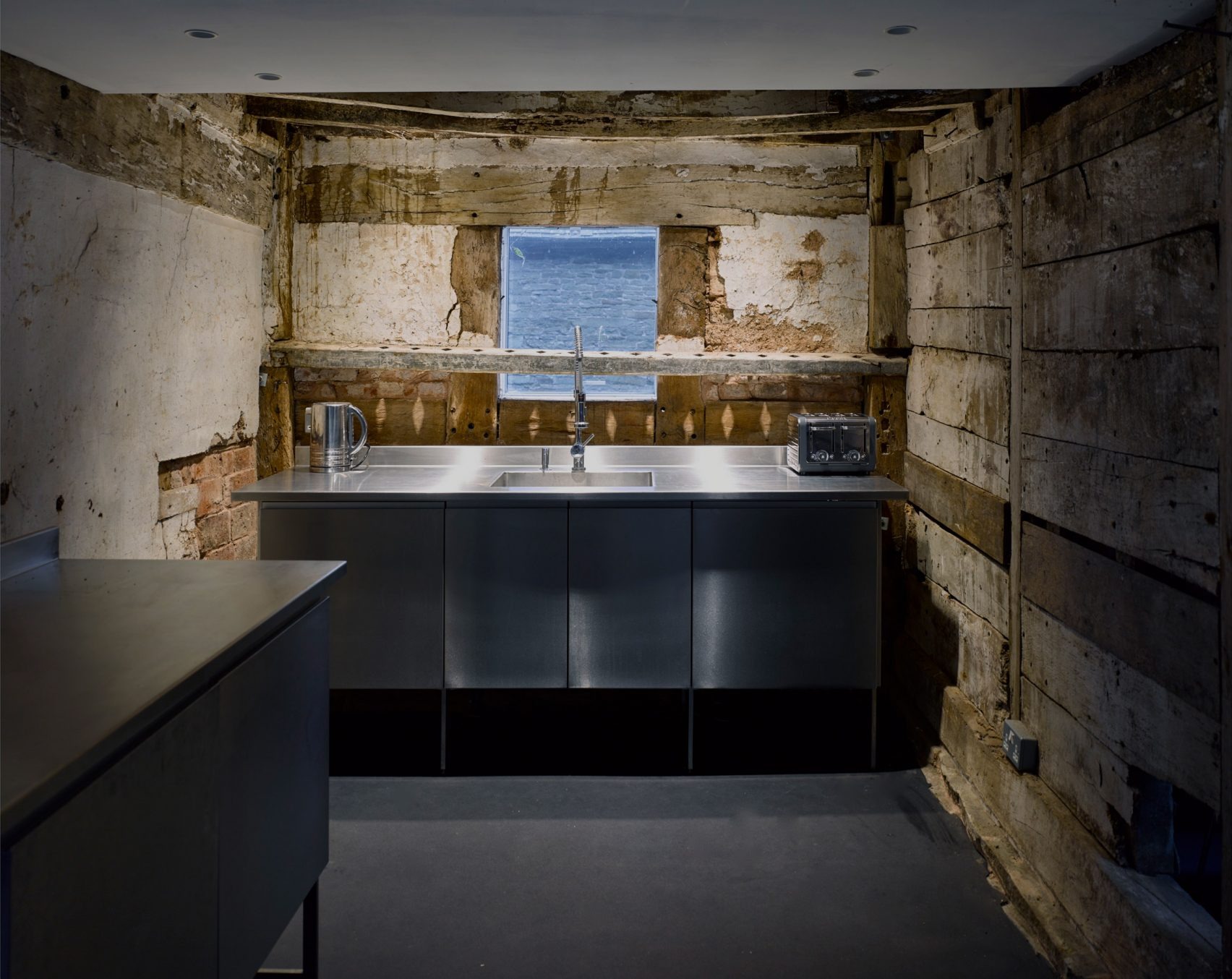 「廢墟風你可以接受？」枯藤、腐木、灰塵、老鳥巢是屋內的風貌： 300年歲月廢墟成為永續建築 - CROFT LODGE STUDIO ...