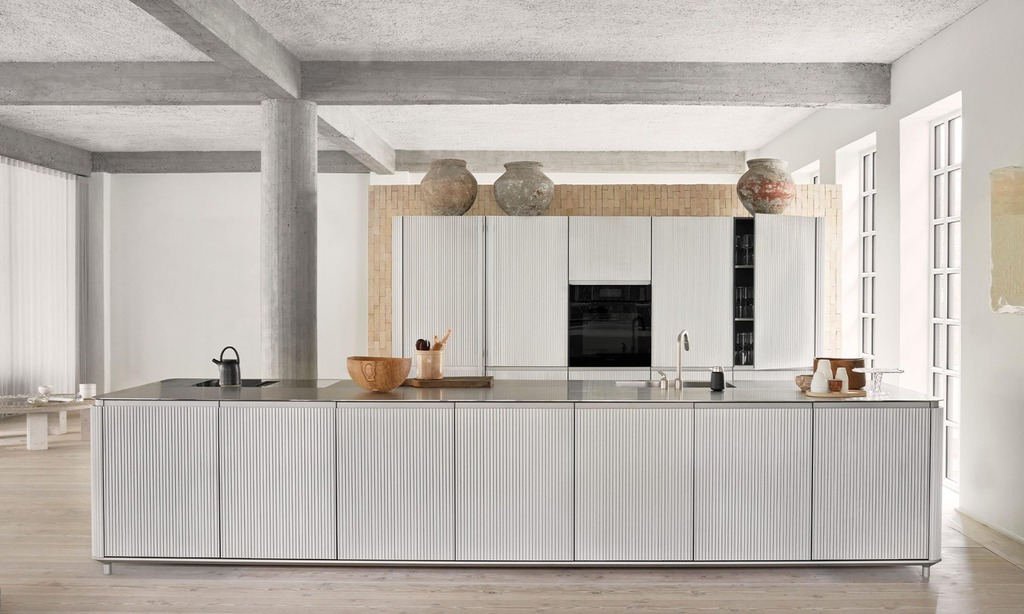 「金屬雕塑美學廚具」Vipp 將金屬轉變成輕盈的、圓弧曲線的 V3 櫥櫃。 - EVERYDAY OBJECT