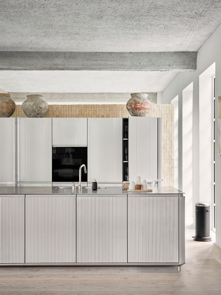 「金屬雕塑美學廚具」Vipp 將金屬轉變成輕盈的、圓弧曲線的 V3 櫥櫃。 - EVERYDAY OBJECT