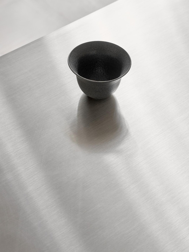 「金屬雕塑美學廚具」Vipp 將金屬轉變成輕盈的、圓弧曲線的 V3 櫥櫃。 - EVERYDAY OBJECT