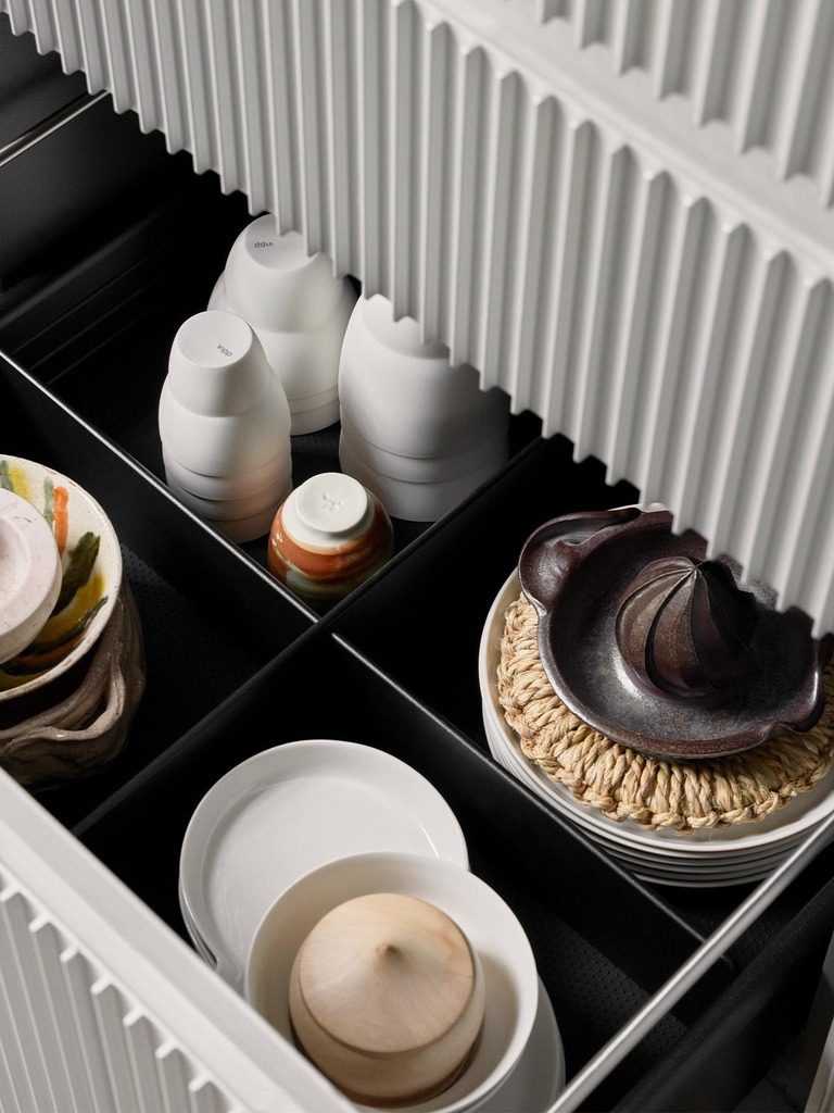 「金屬雕塑美學廚具」Vipp 將金屬轉變成輕盈的、圓弧曲線的 V3 櫥櫃。 - EVERYDAY OBJECT