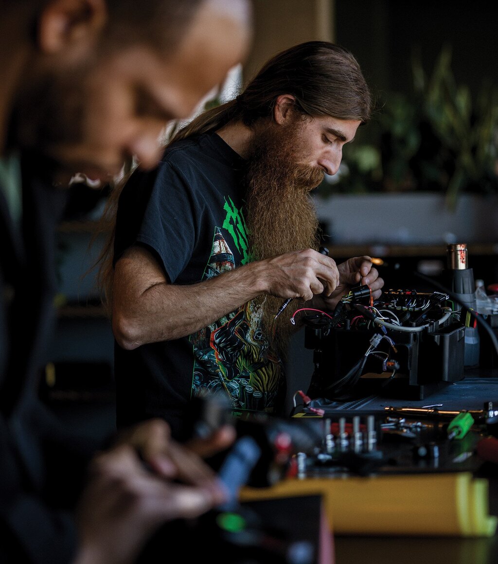 「優雅又強大」 Tarform Vera 電動摩托車、以性能及永續性而生，創造奢華騎乘體驗 - EVERYDAY OBJECT