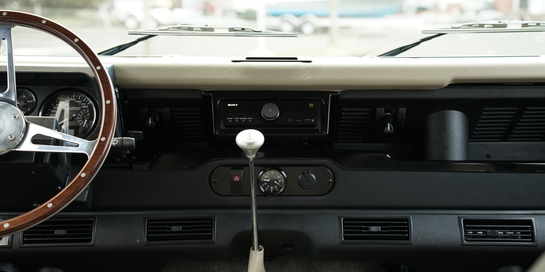 「將老Land Rover裝上現代音響 」復古風格內裝與豪華音響系統打造奢華聆聽旅行- Land Rover Defender 110 ...