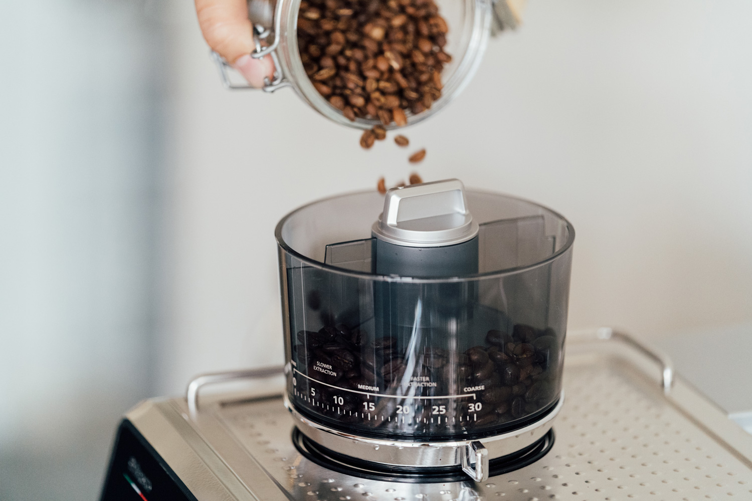 「用一杯咖啡致敬義式頂級工藝」Saeco 雙研磨半自動咖啡機＆咖啡師蕭輔村的美味關係 - EVERYDAY OBJECT