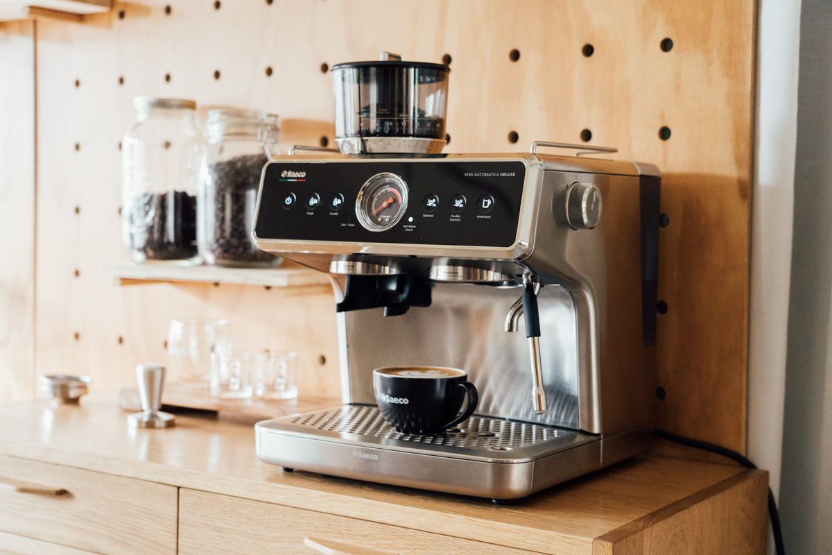 「用一杯咖啡致敬義式頂級工藝」Saeco 雙研磨半自動咖啡機＆咖啡師蕭輔村的美味關係 - EVERYDAY OBJECT