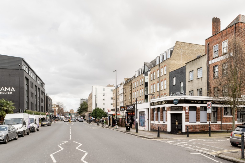 「倫敦倉庫改建住家出售」倫敦最令任嚮往區域 Hackney Road 的公寓，倉庫改建擁有迷人採光與原始磚牆 - EVERYDAY OBJECT