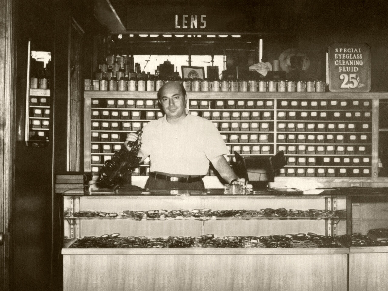 [ 專訪 ] 「原來 Andy Warhol 戴的就是這副眼鏡」- 紐約逾百年眼鏡 MOSCOT 第四代與第五代主理人 Dr. Harvey ...