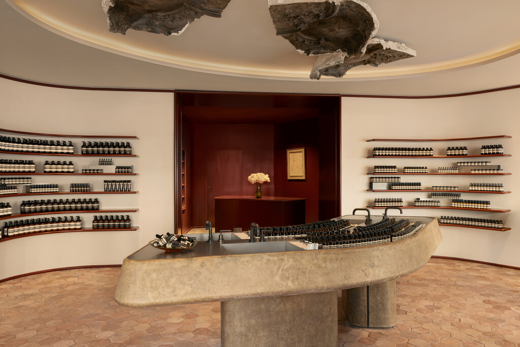 探索 Aesop 在法國巴岱納大道的店鋪，雕塑美學與寧靜怡人的世界 - EVERYDAY OBJECT