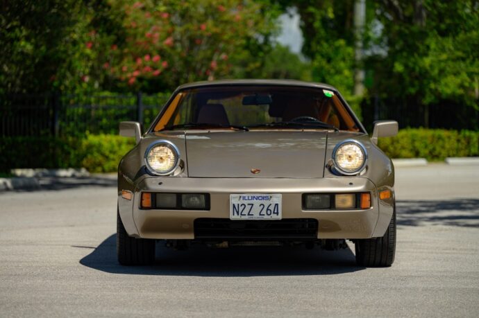 「湯姆・克魯斯電影中曾開過的跑車」1979 Porsche 928 Coupe 鉑金色雙門跑車，影史上有名的奢華跑車之一 - EVERYDAY ...