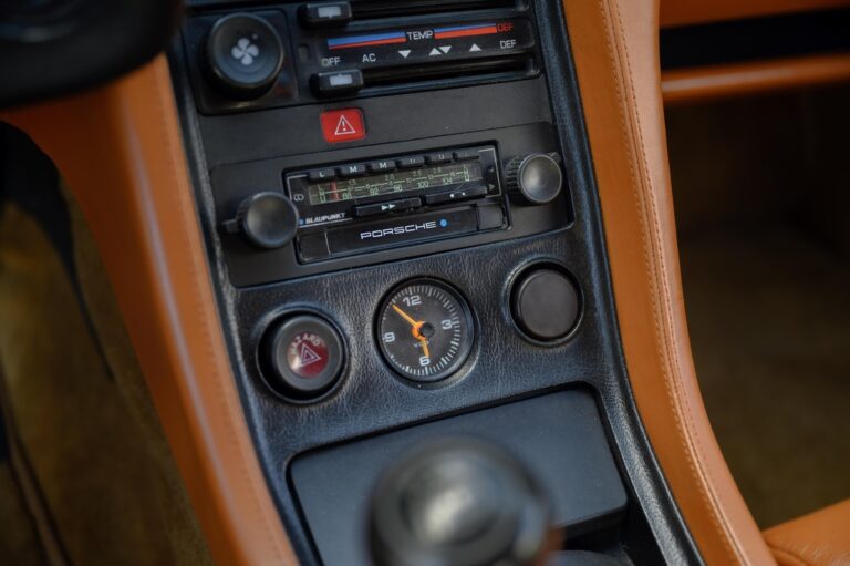 「湯姆・克魯斯電影中曾開過的跑車」1979 Porsche 928 Coupe 鉑金色雙門跑車，影史上有名的奢華跑車之一 - EVERYDAY ...