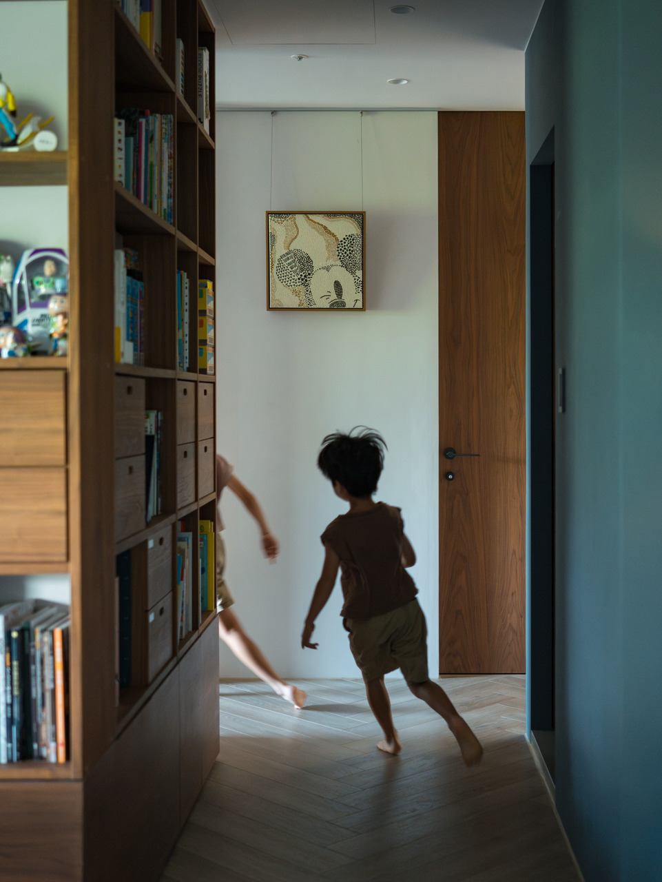 [ 家訪 ]「家，總給予最強大的療癒力」攝影師Sara將童趣帶入日常，以HOLA 限定迪士尼黑標系列共同佈置的大地色居家 - EVERYDAY OBJECT