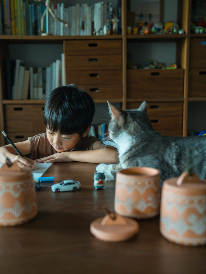 [ 家訪 ]「家，總給予最強大的療癒力」攝影師Sara將童趣帶入日常，以HOLA 限定迪士尼黑標系列共同佈置的大地色居家 - EVERYDAY OBJECT