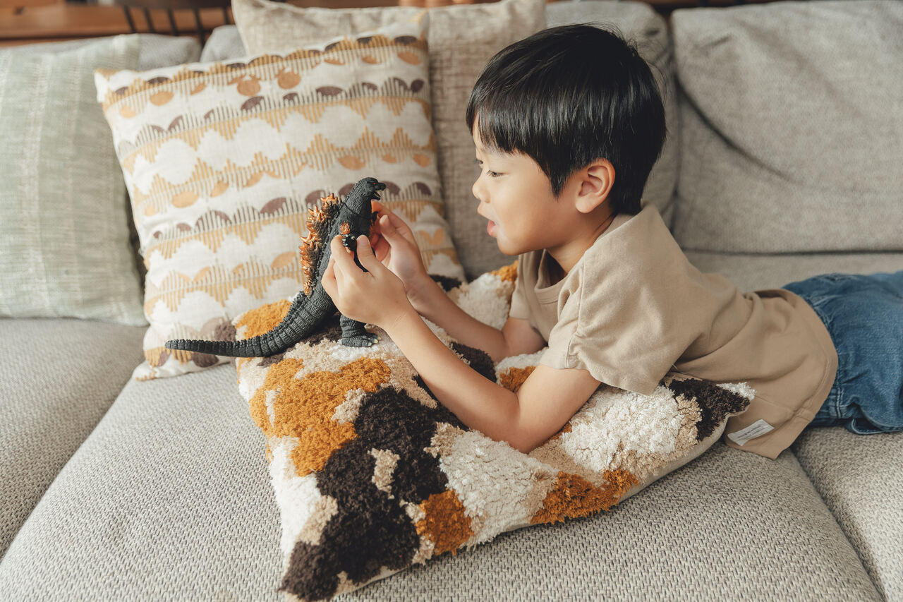 [ 家訪 ]「家，總給予最強大的療癒力」攝影師Sara將童趣帶入日常，以HOLA 限定迪士尼黑標系列共同佈置的大地色居家 - EVERYDAY OBJECT