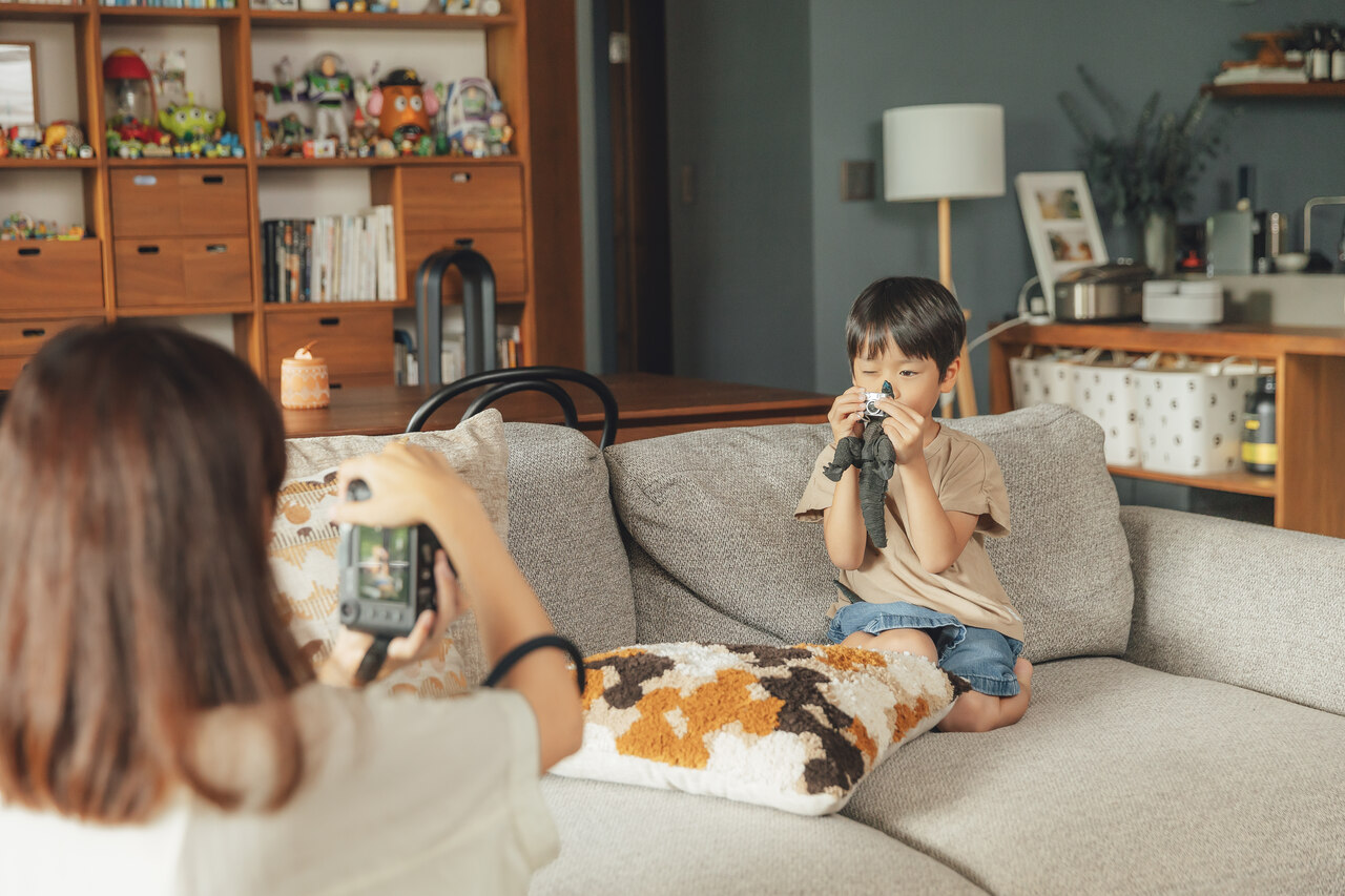 [ 家訪 ]「家，總給予最強大的療癒力」攝影師Sara將童趣帶入日常，以HOLA 限定迪士尼黑標系列共同佈置的大地色居家 - EVERYDAY OBJECT