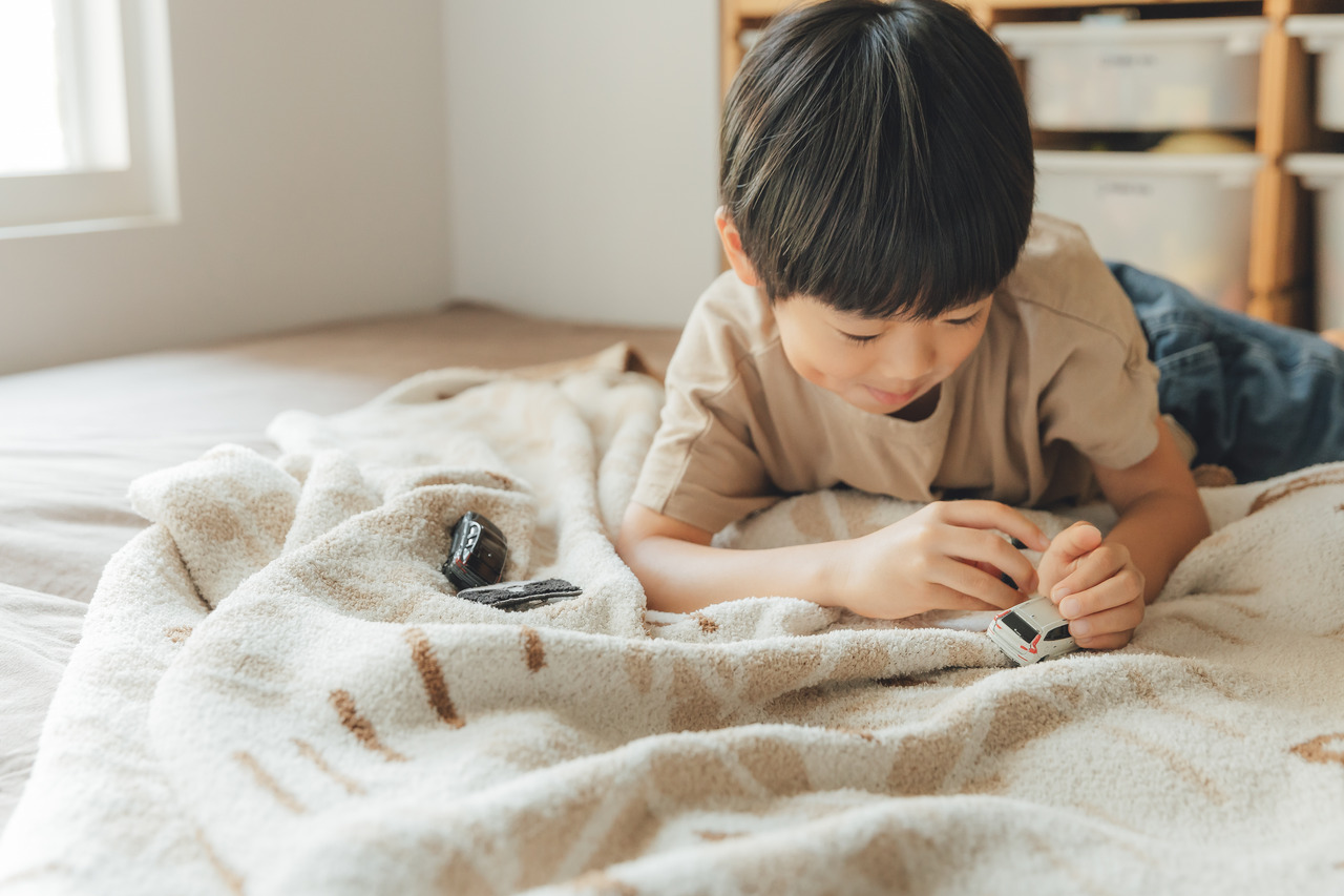 [ 家訪 ]「家，總給予最強大的療癒力」攝影師Sara將童趣帶入日常，以HOLA 限定迪士尼黑標系列共同佈置的大地色居家 - EVERYDAY OBJECT