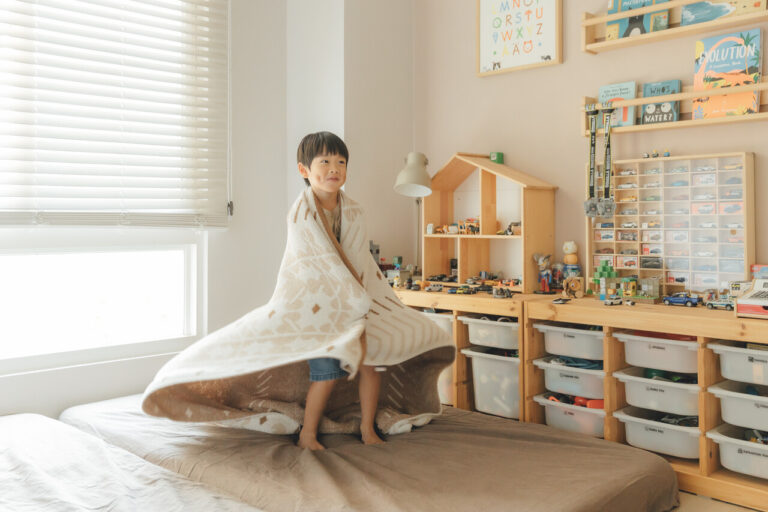 [ 家訪 ]「家，總給予最強大的療癒力」攝影師Sara將童趣帶入日常，以HOLA 限定迪士尼黑標系列共同佈置的大地色居家 - EVERYDAY OBJECT