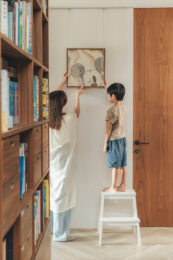 [ 家訪 ]「家，總給予最強大的療癒力」攝影師Sara將童趣帶入日常，以HOLA 限定迪士尼黑標系列共同佈置的大地色居家 - EVERYDAY OBJECT