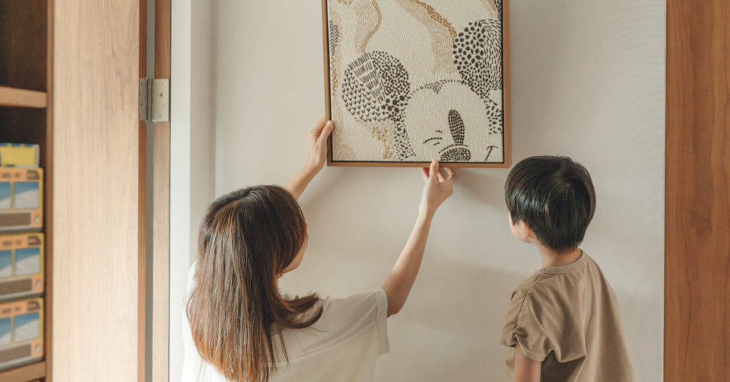 [ 家訪 ]「家，總給予最強大的療癒力」攝影師Sara將童趣帶入日常，以HOLA 限定迪士尼黑標系列共同佈置的大地色居家 - EVERYDAY OBJECT