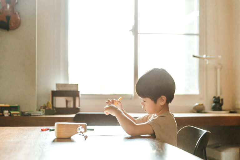 [ 家訪 ]「家，總給予最強大的療癒力」攝影師Sara將童趣帶入日常，以HOLA 限定迪士尼黑標系列共同佈置的大地色居家 - EVERYDAY OBJECT