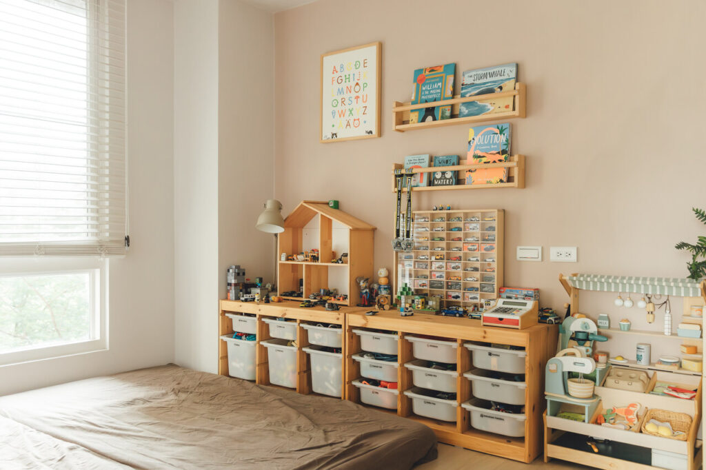 [ 家訪 ]「家，總給予最強大的療癒力」攝影師Sara將童趣帶入日常，以HOLA 限定迪士尼黑標系列共同佈置的大地色居家 - EVERYDAY OBJECT