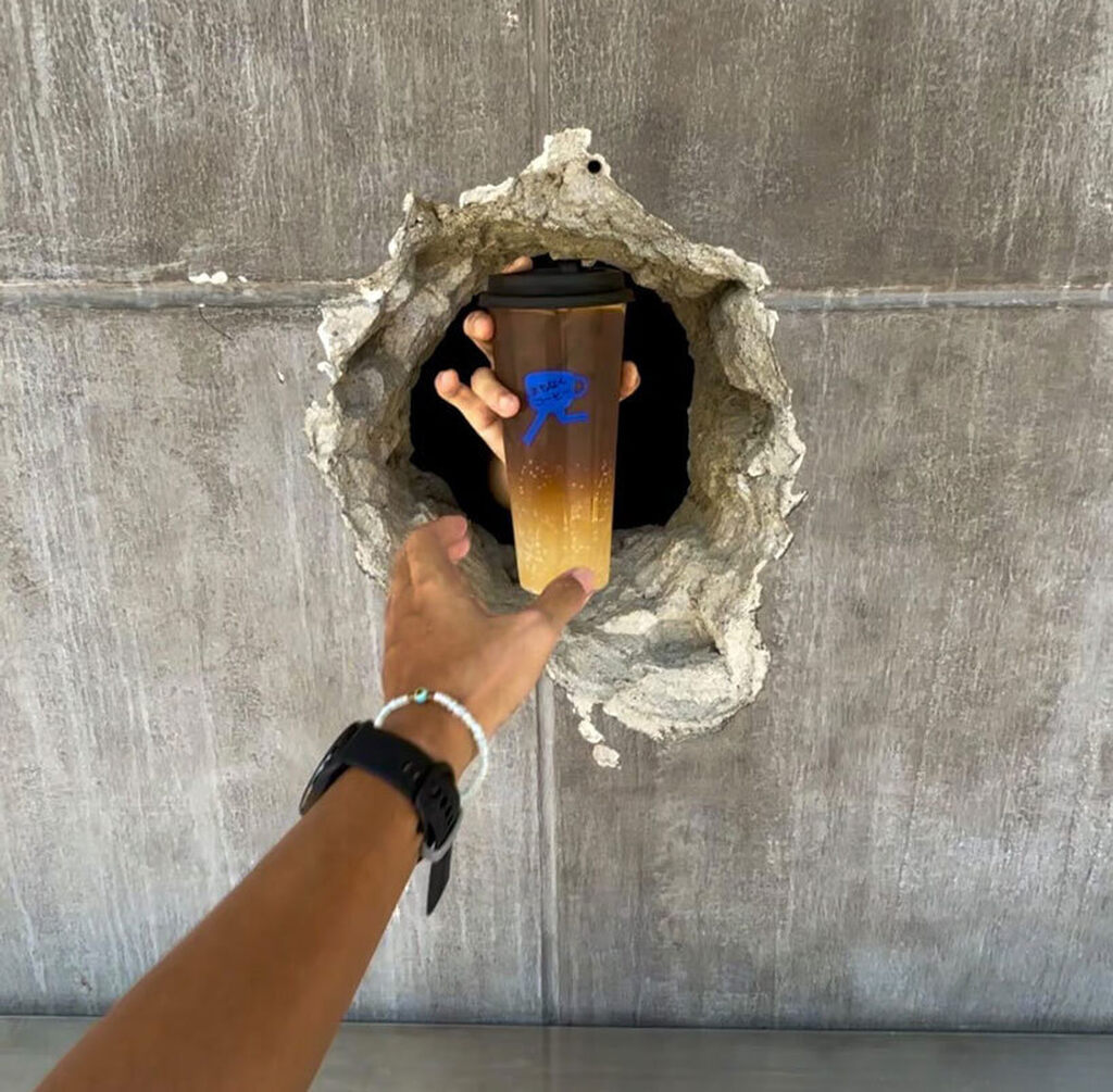 緩緩從洞中伸出」菲律賓 Mamonaku Kohi 混凝土破洞中遞飲料，令人不知所措又新奇的體驗 - EVERYDAY OBJECT