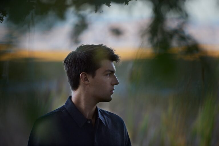 「真正的大地色系，礦物紋理穿在身上也如此好看」COS 攜手加州攝影師 Chris Perani 推出限量藝術系列服飾 - EVERYDAY ...