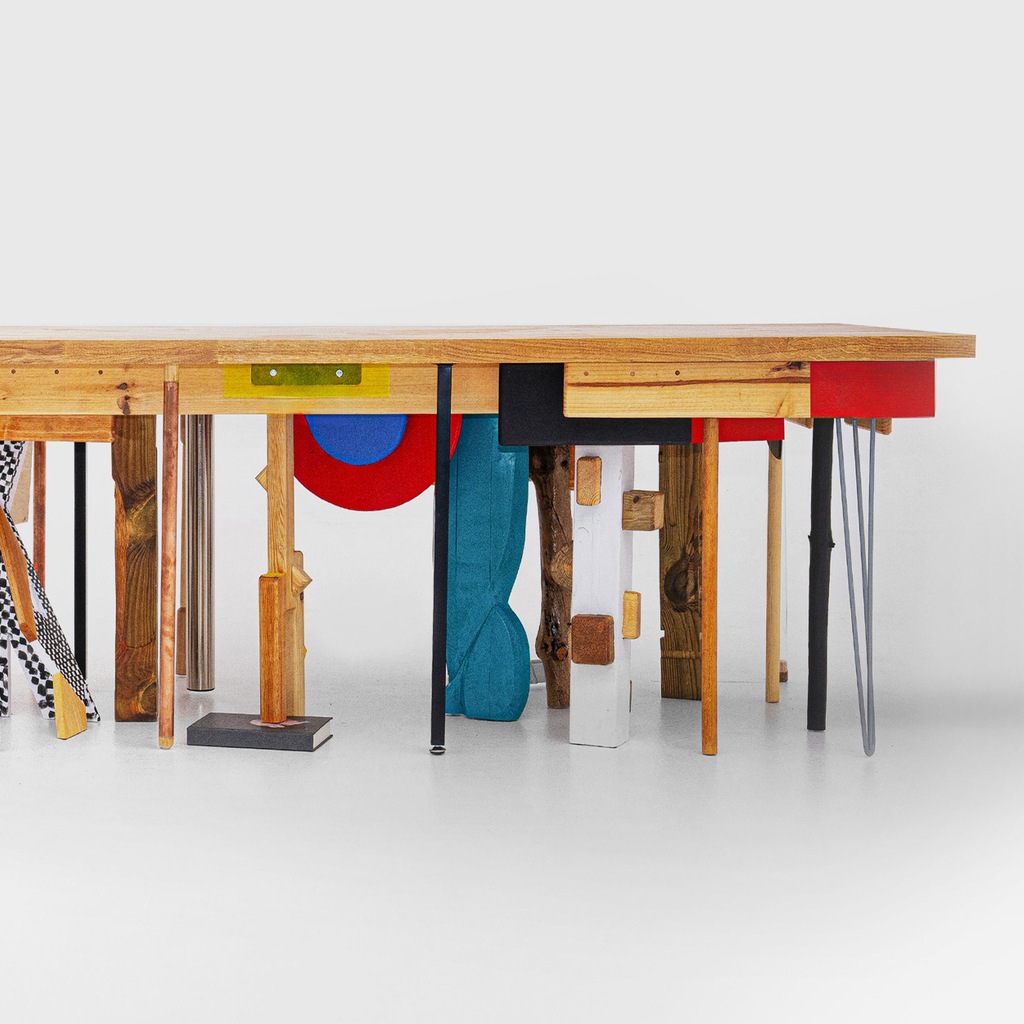 34 條腿的「平等」：Capitalism設計了 一張讓人坐立難安的餐桌 Uncomfortable Table - EVERYDAY OBJECT