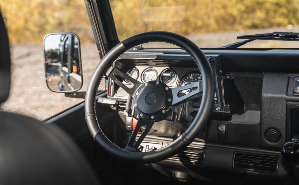 「重裝上陣」精心改裝 1997 年 Land Rover Defender 110 Jackal 越野車，以硬朗剽悍形象征服人心與地形 ...