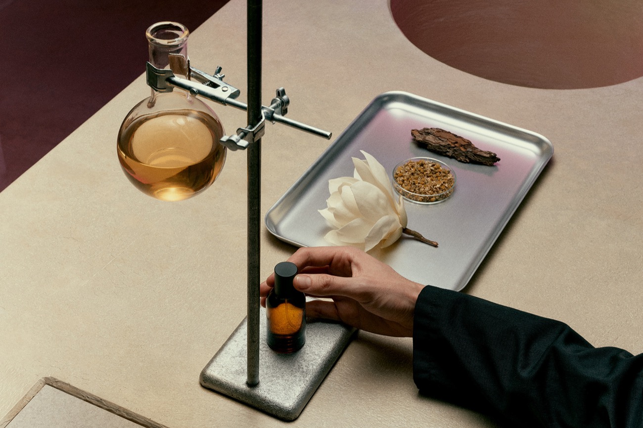 「Aesop首次推出飾品」把金屬花香調的詠香水做成配件 - EVERYDAY OBJECT