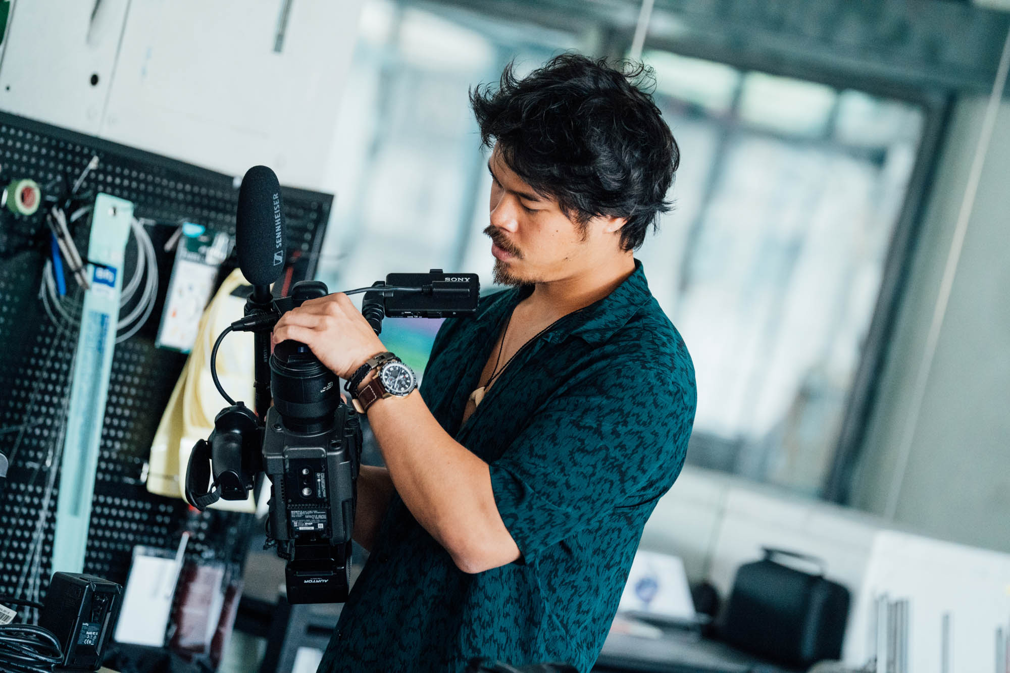 「完美影像必須真實，要真實就得快又準」—ASUS ProArt 專業螢幕 & WiFi 7 無線路由器，為導演高爾賢打造理想創作現場 ...