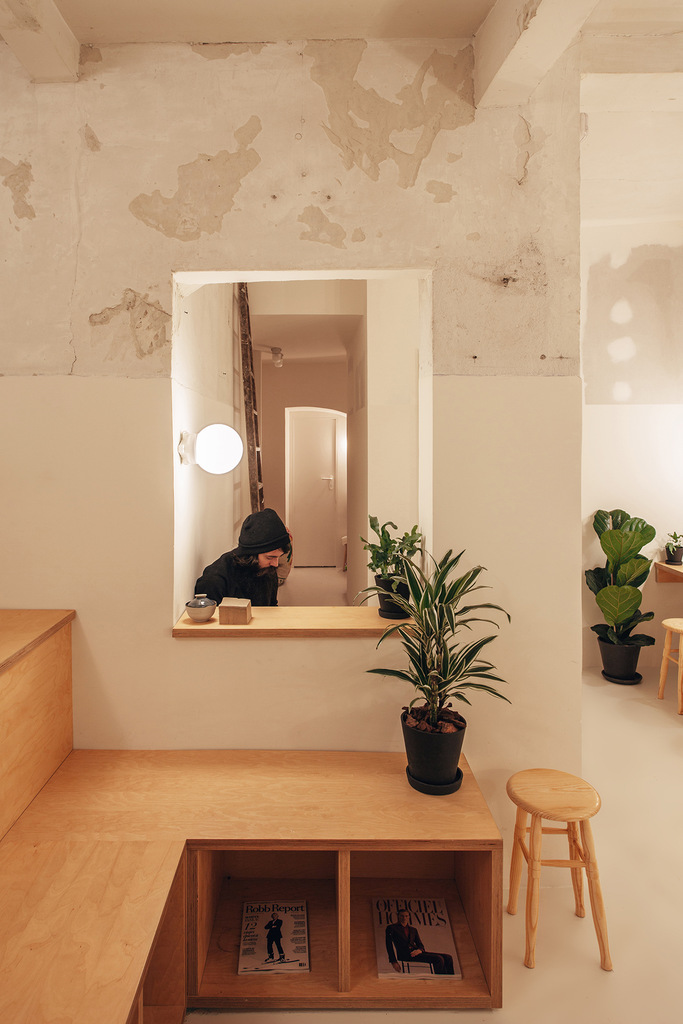 「沒有窗的室內咖啡廳」 馬德里的醇厚邂逅，沉浸在 Hola Coffee 溫潤空間與獨特設計 - EVERYDAY OBJECT