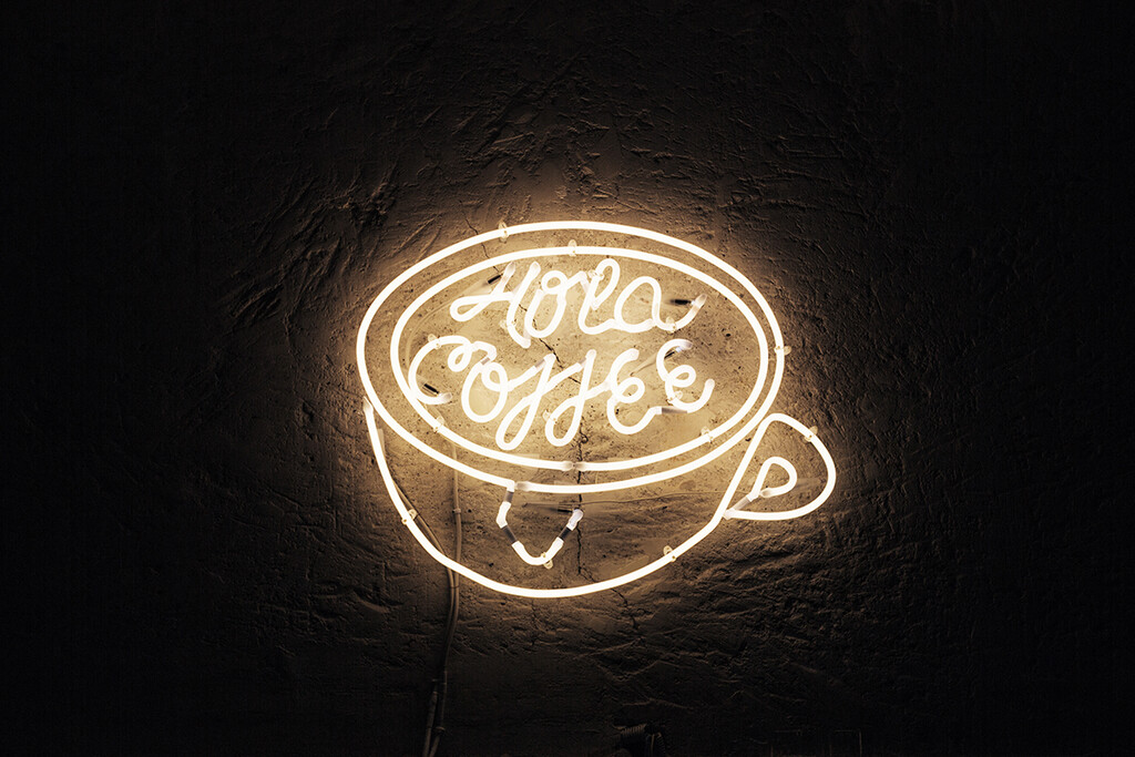 「沒有窗的室內咖啡廳」 馬德里的醇厚邂逅，沉浸在 Hola Coffee 溫潤空間與獨特設計 - EVERYDAY OBJECT