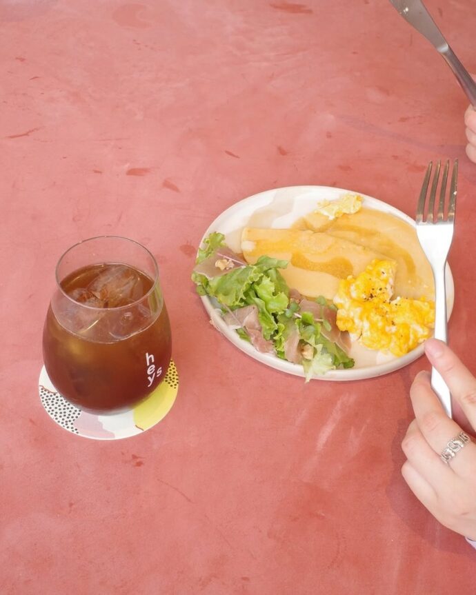 「色彩與細節平衡的美學」大阪中之島河畔咖啡廳，美濃瓷磚交織與紋理、大片淺色留白的舒適空間－heys Coffee - EVERYDAY OBJECT