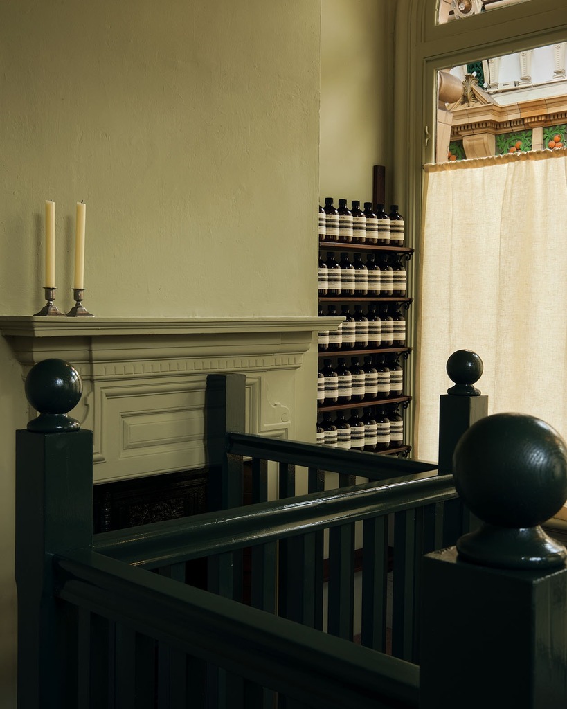 「以英式浴室為靈感的Aesop？」維多利亞晚期浴室為靈感，被精緻櫥櫃及木地板包圍的沐浴時光 － Aesop Leeds - EVERYDAY OBJECT